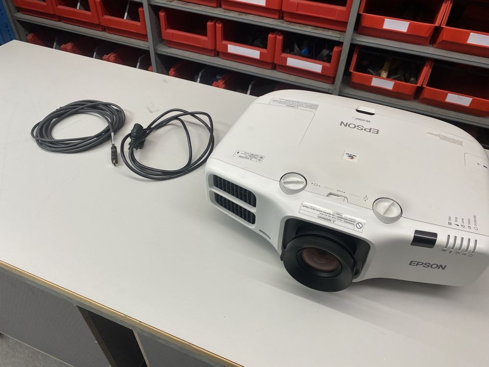 Epson EB-5530U Beamer ab 1.- | Kaufen auf Ricardo