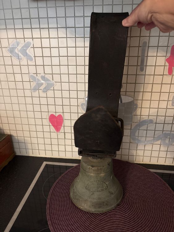 Ancienne cloche de vache avec ceinture en cuir (D'occasion) à pringy pour CHF 136 – retrait ...