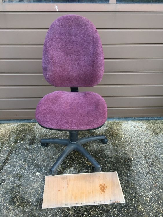 Chaise de bureau pivotante violette (Gebraucht) in Les Bayards für CHF 20 – nur Abholung auf ...