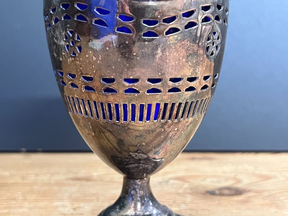 Alter antiker Kelch versilbert mit Kobalt blauem Glaseinsatz | Kaufen ... Alter antiker Kelch versilbert mit Kobalt blauem Glaseinsatz | Kaufen ...