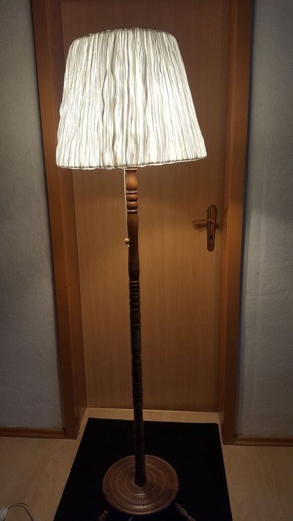 Vintage Stehlampe , Holz mit weissem Schirm (Gebraucht) in Dornach für CHF 59 – nur Abholung auf ...