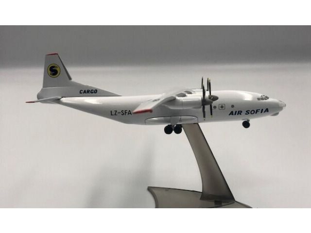 Antonov An-12 Air Sofia LZ-SFA 1/200 (Neu und originalverpackt) in ...