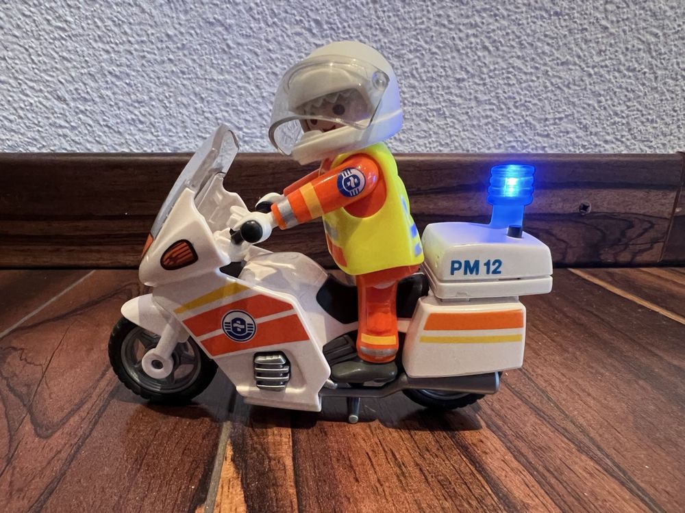 PLAYMOBIL 5544 Notarzt-Motorrad mit Blinklicht: komplett! (Gebraucht) in Brunnen für CHF 7 – mit ...