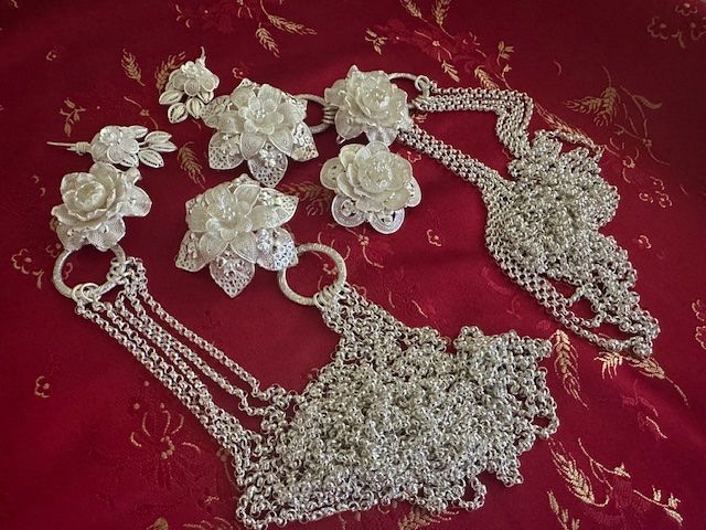 Tracht, Trachtenschmuck, Berner Sonntagstracht, echt Silber (Gebraucht) in Hindelbank für CHF ...