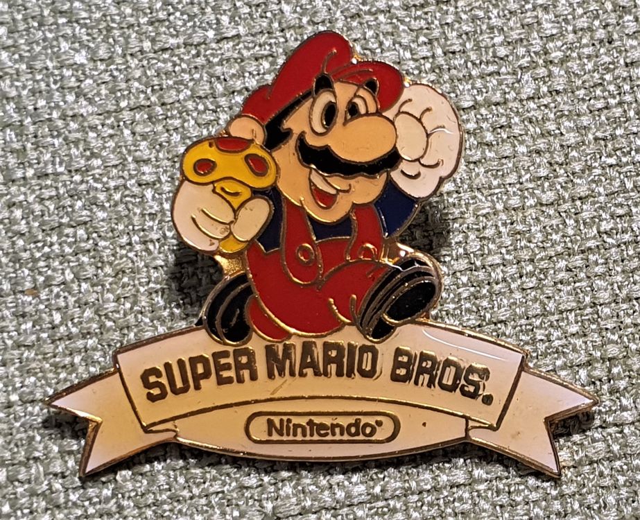 N111 - Pin Nintendo Super Mario Bros. Mario mit Pilz (Gebraucht) in Reinach BL für CHF 10 – mit ...