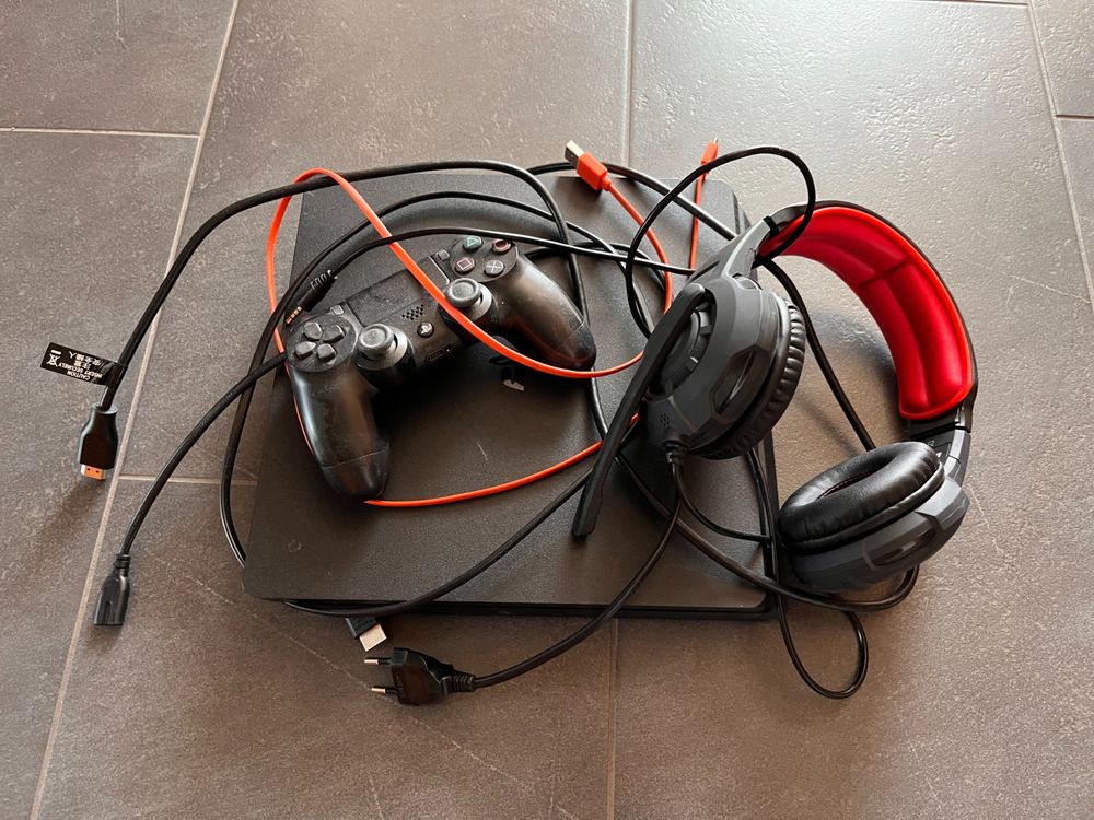 PS4 inkl. Controller und Kopfhörer | Kaufen auf Ricardo