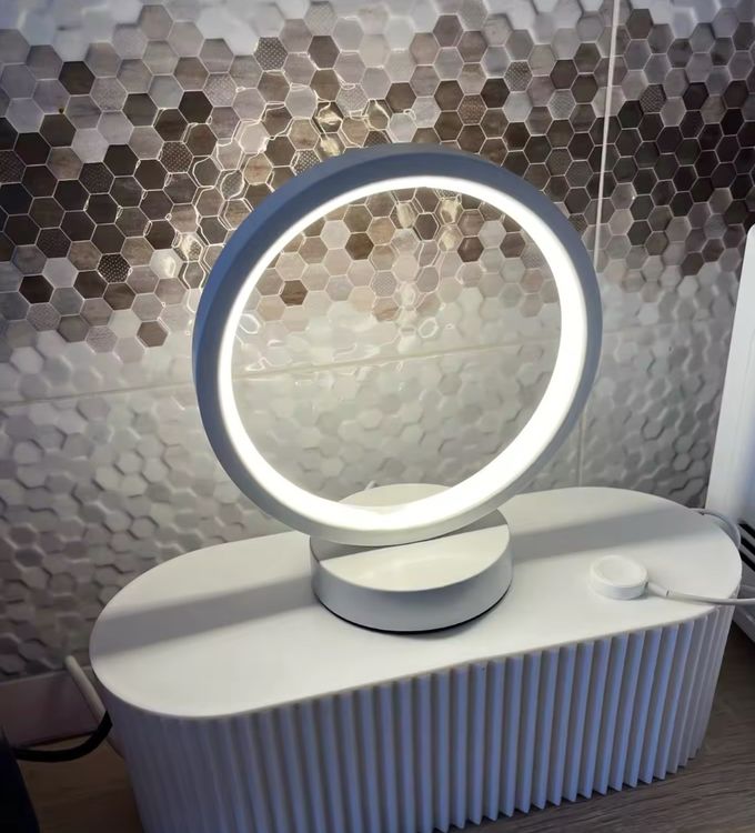 Modern White LED Ring Table Lamp (Neu und originalverpackt) in Binningen für CHF 25 – mit ...