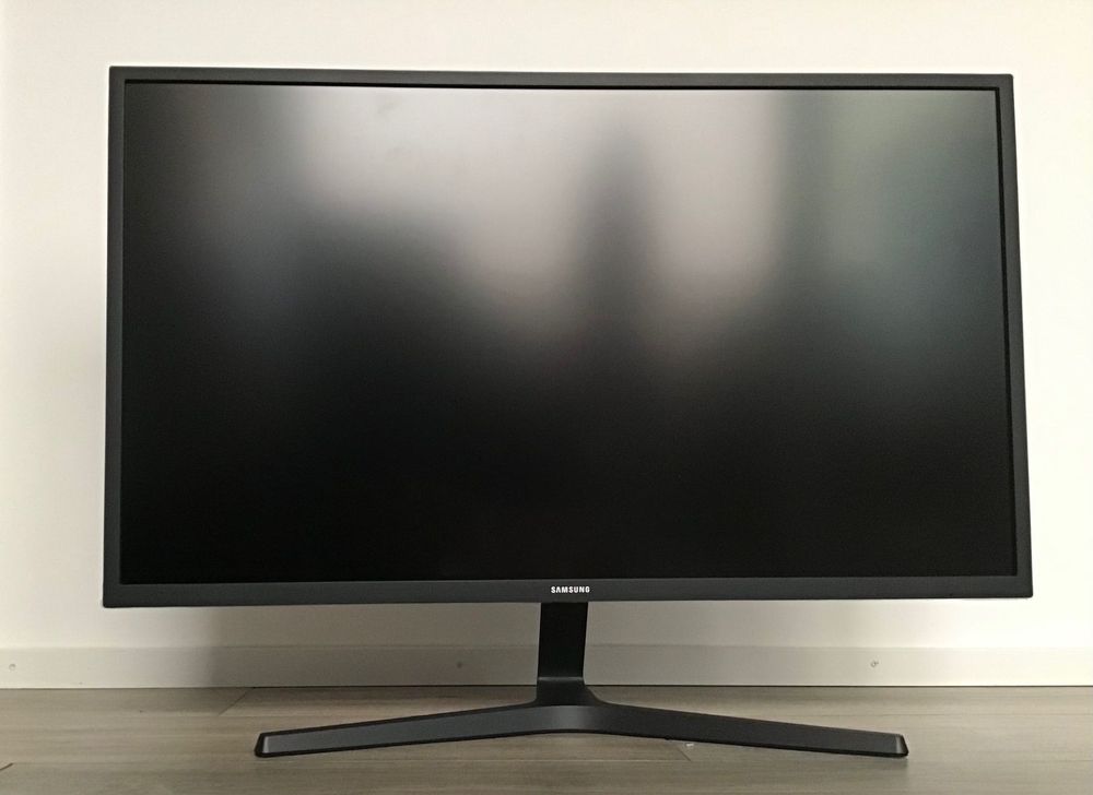 SAMSUNG UHD-Monitor 32” bazzle & backside logo still wrapped | Kaufen ...