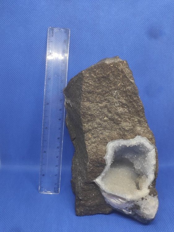 Schöne Krystal Geode im wundersch. silvegrau Felse Quarz 1kg (Gebraucht ...