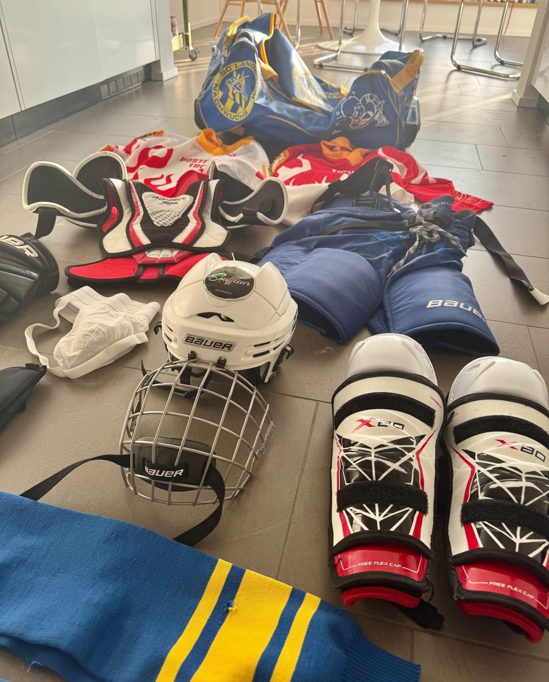 Eishockeyausrüstung komplett für ca. 12 jährige (Gebraucht) in Zuerich ...
