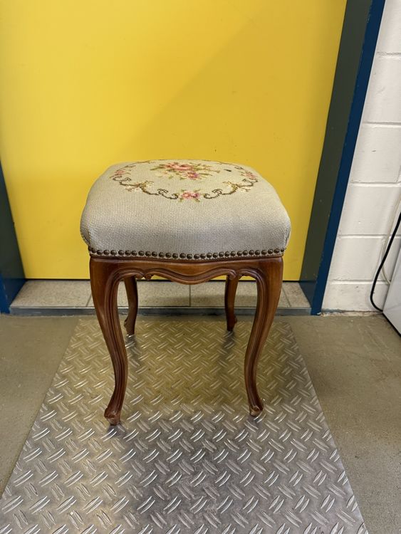 Antiker Hocker mit Stickerei, Barock Stil, Vintage (Gebraucht) in ...