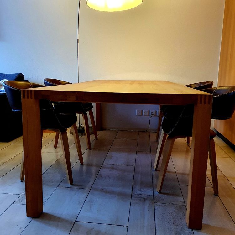 Massiver Holztisch, Esstisch mit 4 Stühlen aus Kunstleder (Gebraucht) in Rickenbach SZ für CHF ...