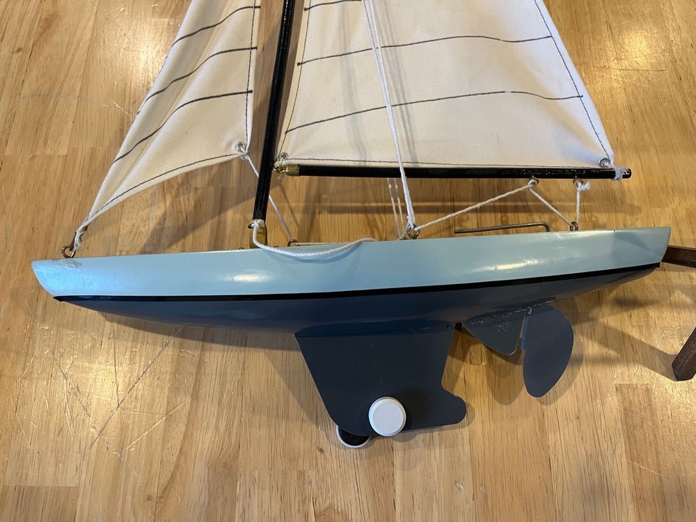 Segelboot Modell aus Holz mit Ständer (Gebraucht) in Uster für CHF 10 ...