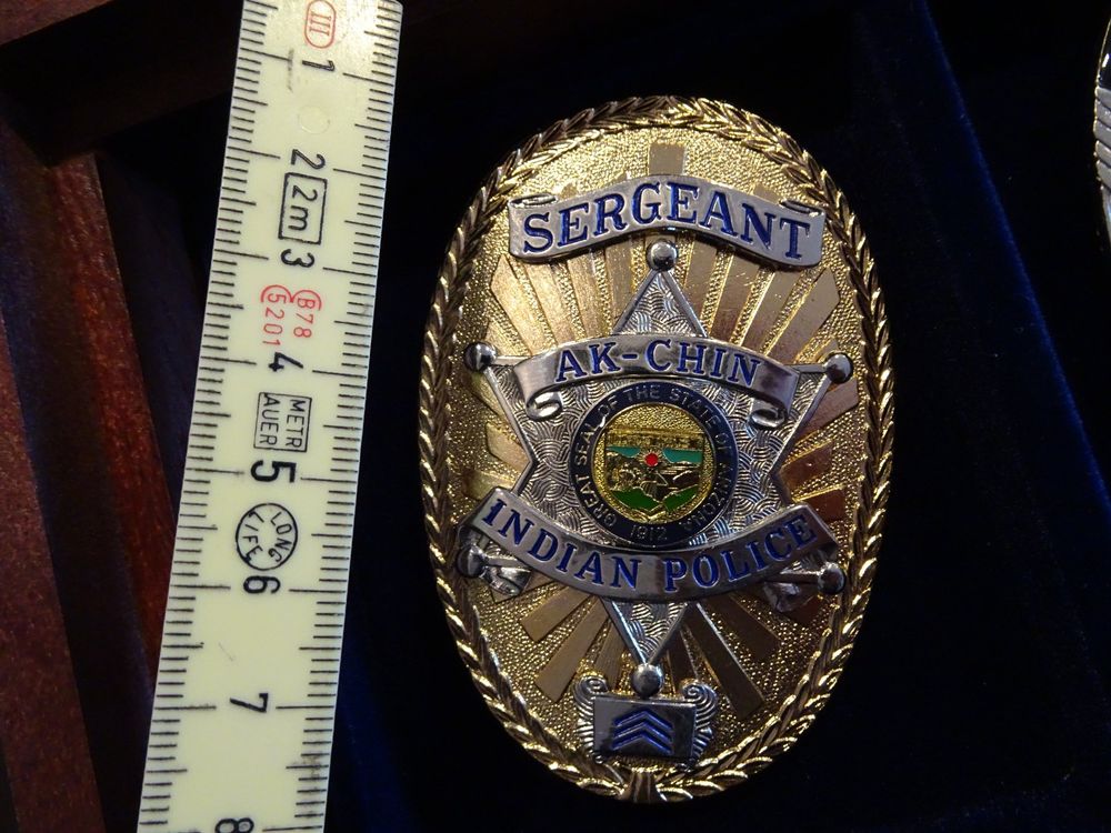 Sammlung 51 amerikanische Polizeiabzeichen mit Zertifikaten (Gebraucht) in Vitznau für CHF 250 ...