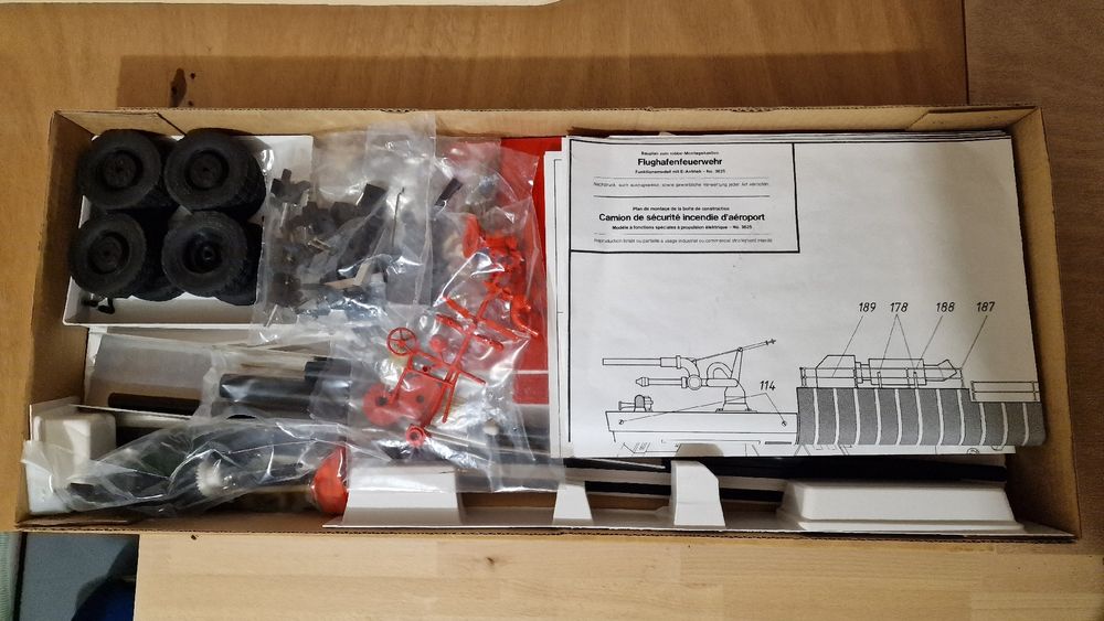 Robbe 3625 3626 RC Bausatz Löschfahrzeug Flughafen München | Kaufen auf ...