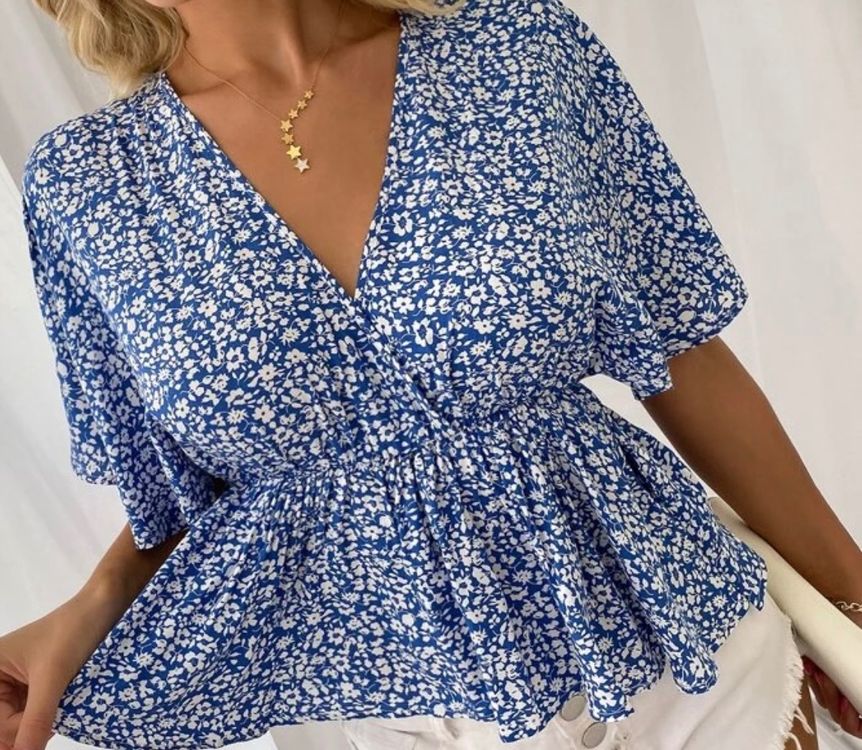Top bleu à fleurs manches papillon (Neu (gemäss Beschreibung)) in Versoix für CHF 12.5 – mit ...