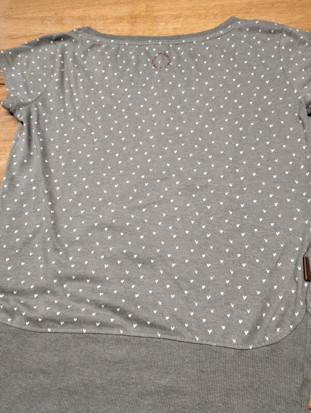 2 T-Shirts von der Marke alive & kicking (Gebraucht) in Mels für CHF 10 ...