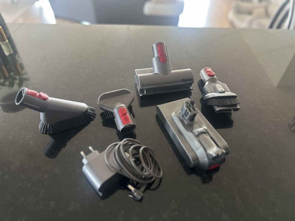 Dyson Vacuum Cleaner Accessories Kit - Charger & Heads | Kaufen auf Ricardo