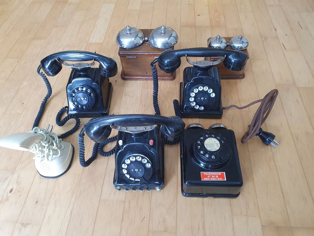 Ein Set alte Telefone und Zusatzglocken (Gebraucht) in Frauenfeld für ...