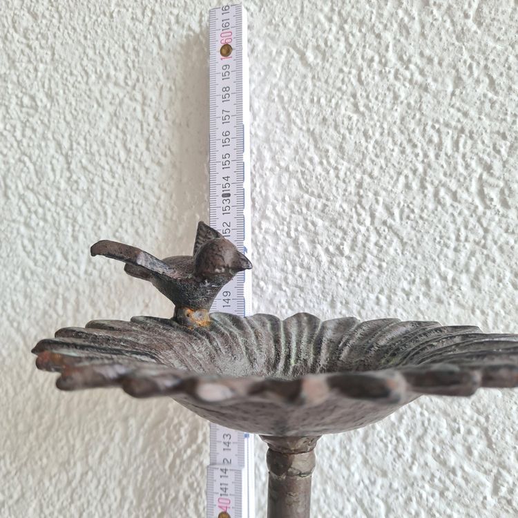 Hohe Vogeltränke auf Stab aus Gusseisen (1von 6) (Neu (gemäss Beschreibung)) in Urdorf für CHF ...