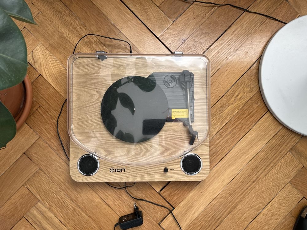 ION Vinyl Turntable with Built-in Speakers | Kaufen auf Ricardo