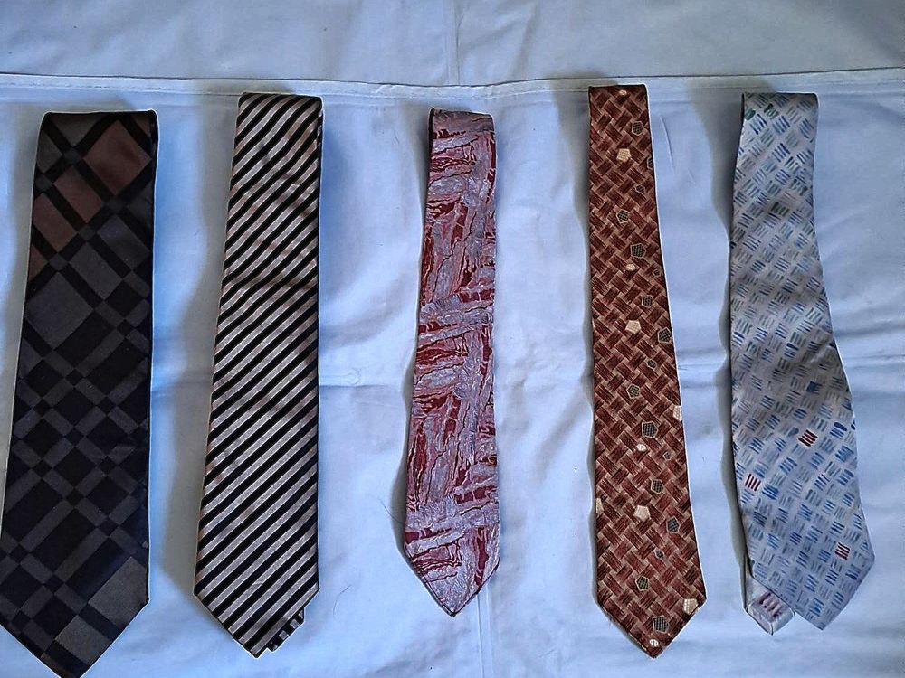 5 Seidenkravatten, 1 Fabric Frontline Zürich und 4 andere (Gebraucht ...