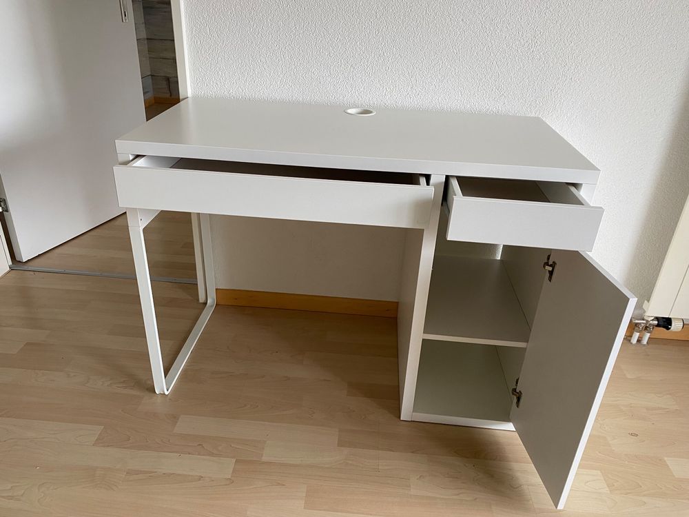 Kleines Pult mit Öffnung für Kabel (Gebraucht) in Mettmenstetten für CHF 10 – nur Abholung auf ...