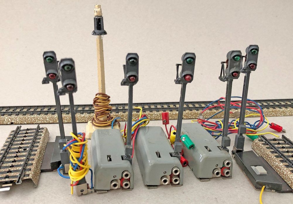 Märklin 7 Signale für Modelleisenbahn H0 aus Metall (Gebraucht) in Bern ...