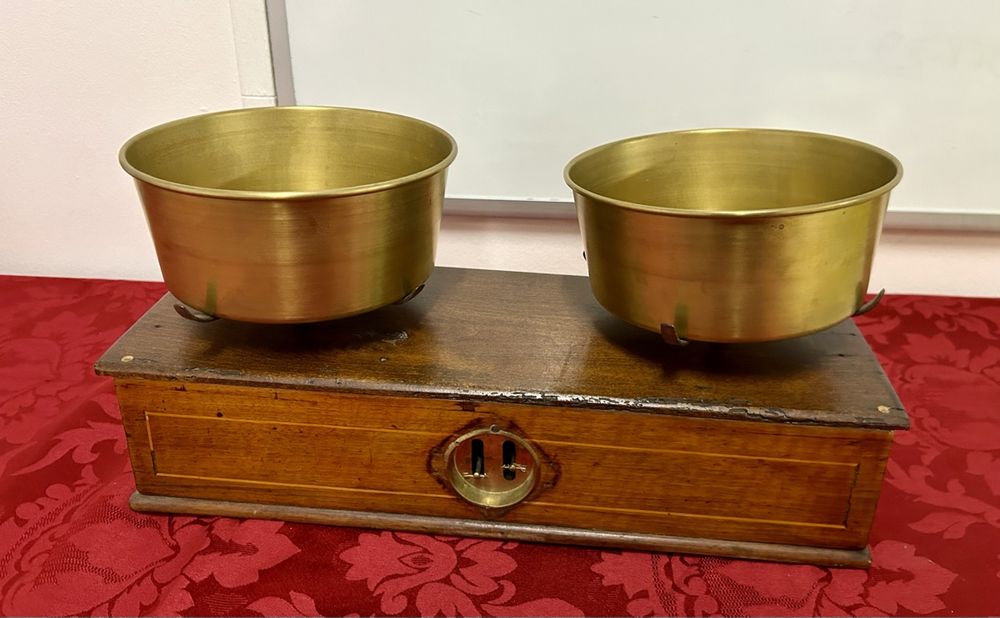 Jolie balance en bois avec plateaux en laiton (Gebraucht) in Petit ...