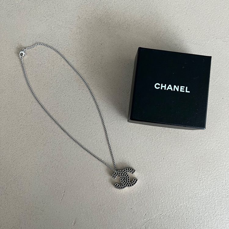 Silber Tone Chanel Kette Mit Schwarz Silbernem Cc Anhänger Sehr Guter Zustand