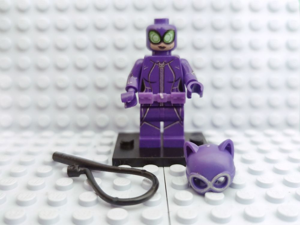 DC Purple Catwoman Minifigure with Whip | Kaufen auf Ricardo