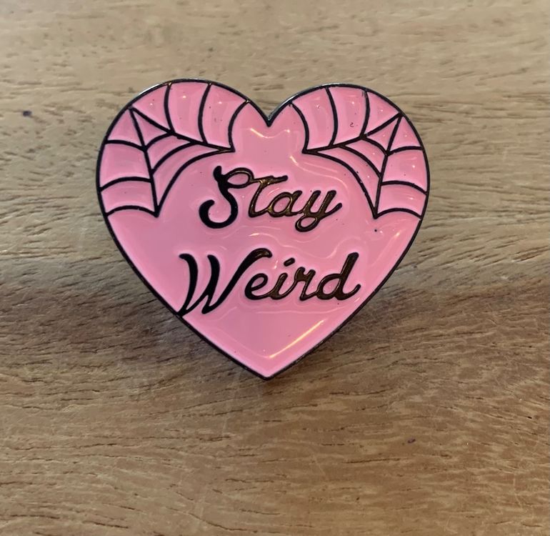 Pin Herz Stay Weird (Neu und originalverpackt) in Geneve für CHF 1.2 – mit Lieferung auf Ricardo ...
