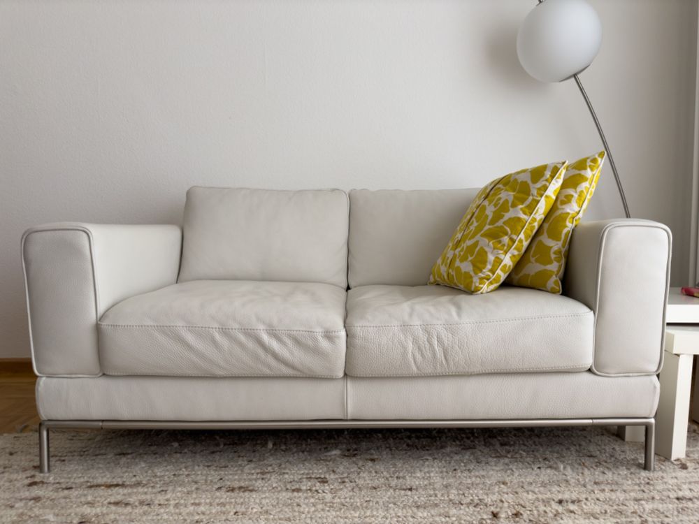 Weisses 2er Ledersofa (Arild) (Gebraucht) in Basel für CHF 175 – nur Abholung auf Ricardo kaufen