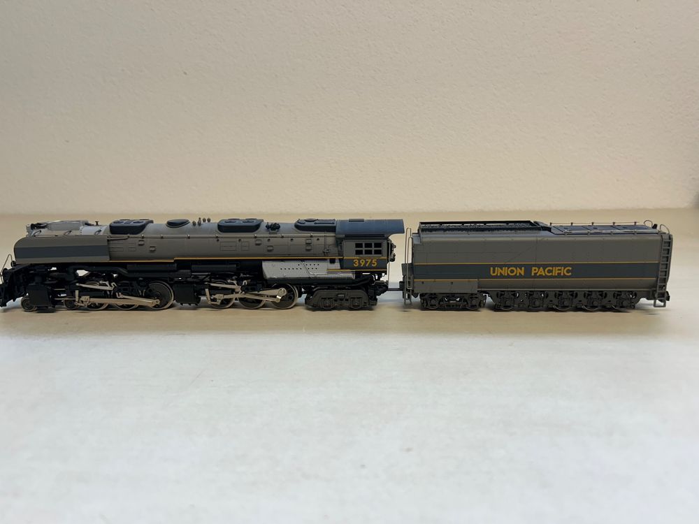 Rivarossi 4-6-6-4 Challenger 3975 Union Pacific Spur H0 (Gebraucht) in ...