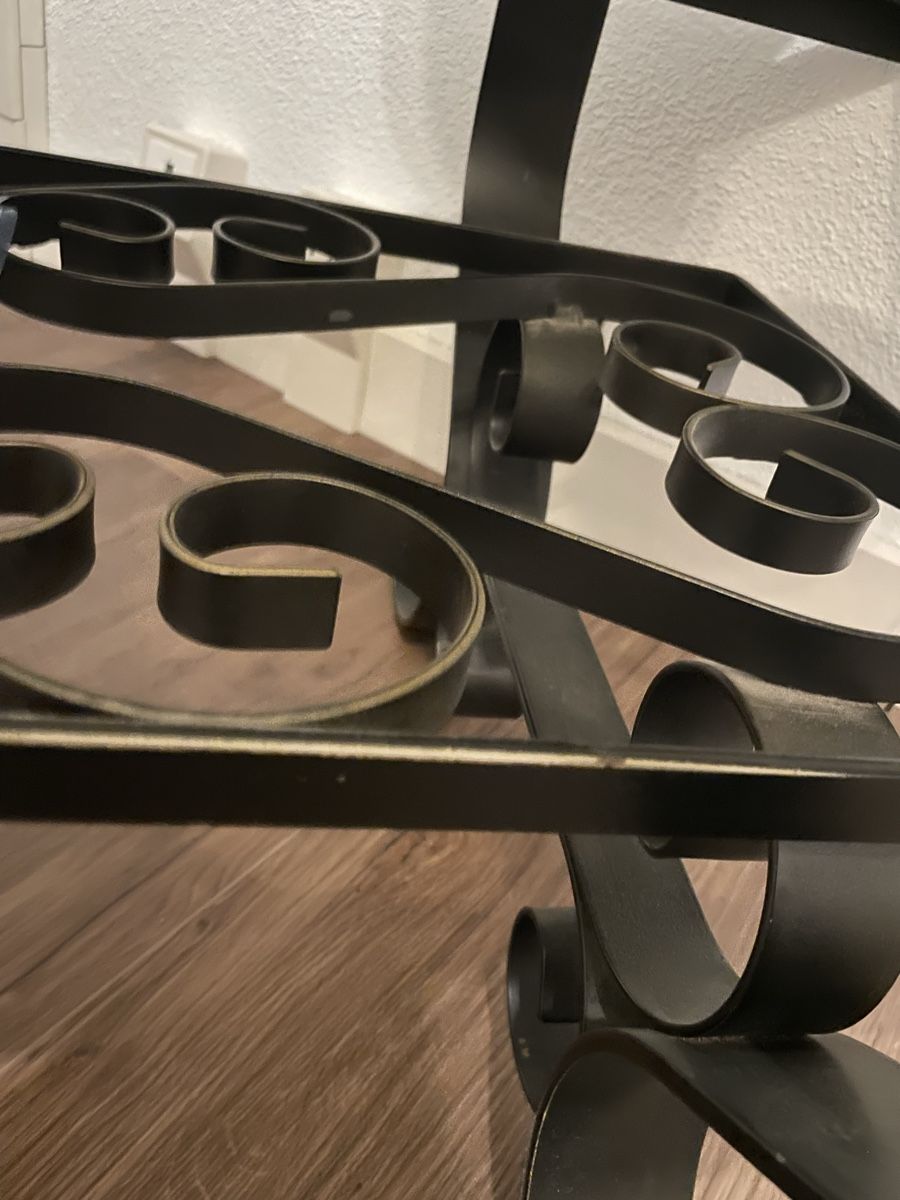 GRATIS: Schicker Glastisch mit schmiedeeisernem Gestell (Gebraucht) in ...