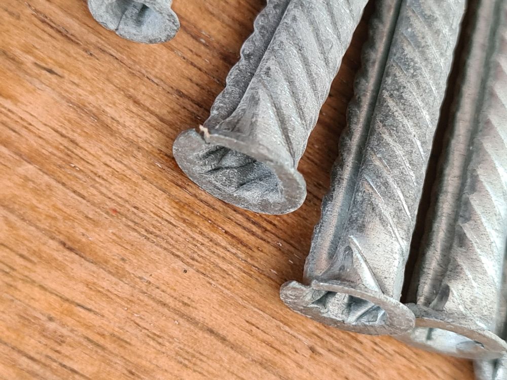 Metall Dübel alt in schönem Holzkasten. | Kaufen auf Ricardo