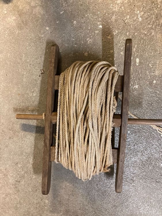 Antiker Haspel aus Holz mit ca. 100 m Hanfschnur drauf. (Gebraucht) in ...