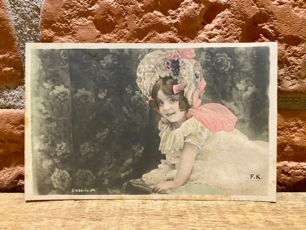 Antike Foto AK Kind - Mädchen mit edlem Gewand (Gebraucht) in Root für CHF 1 – mit Lieferung auf ...