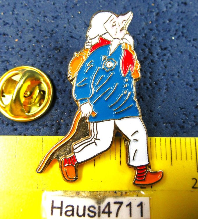 FASNACHT PIN WAGGIS MIT CHNEBEL GEPRÄGT GOLDIG (Gebraucht) in Ettingen für CHF 0.95 – mit ...