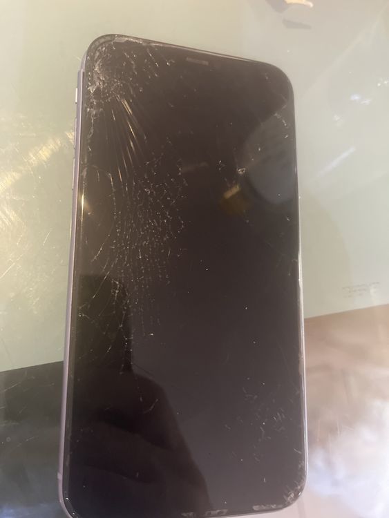 iPhone 11 - défectueux (Défectueux) à Saxon pour CHF 80 – avec ...