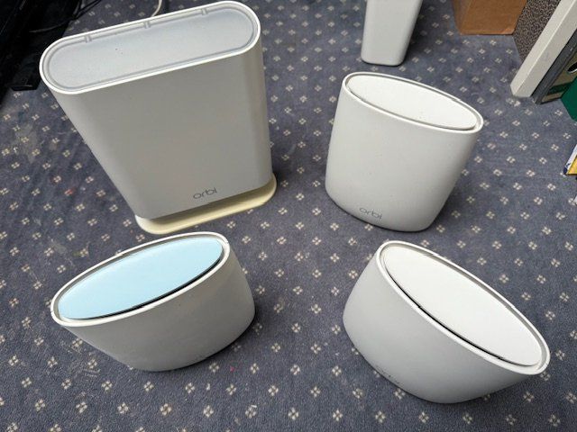 Orbi Router RBR50V2 & 3 Satelliten (2 Indoor & 1 Outdoor) (Gebraucht ...
