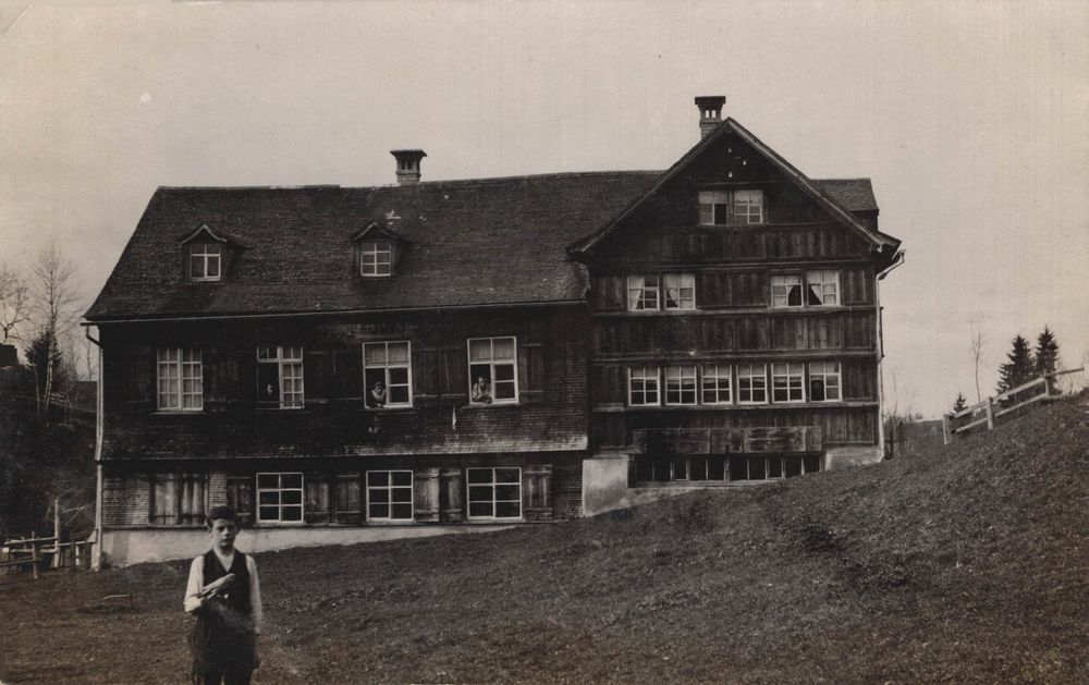 Bühler, Bauer vor Haus mit Scheune (Gebraucht) in Bronschhofen für CHF 12 – mit Lieferung auf ...