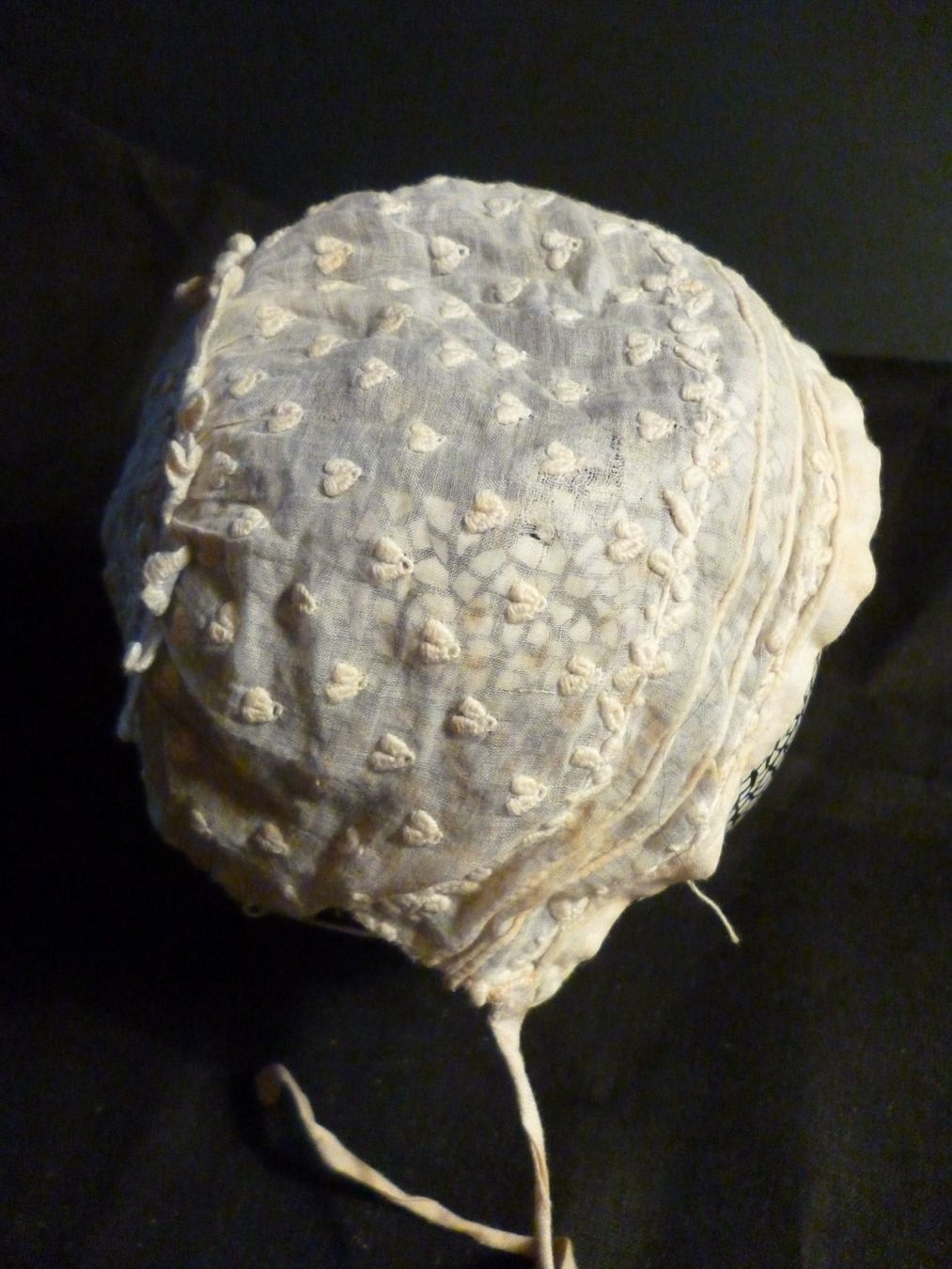 Ancien. Petit bonnet-bébé, coton très fin, broderie blanche (Gebraucht ...