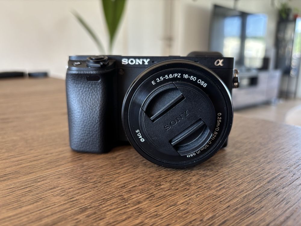 Sony Alpha 6400 mit Kit-Objektiv (16-50mm) + 3 Akkus (Gebraucht) in ...