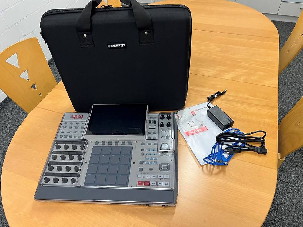 AKAI MPCX SE (neuwertig, mit viel Zubehör) (Gebraucht) in Langenthal für CHF 1190 – nur Abholung ...