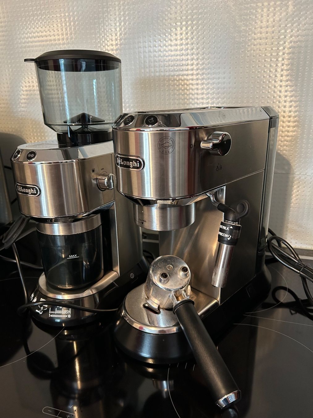 Machine à café DeLonghi et moulin à café, parfait état (Gebraucht) in ...