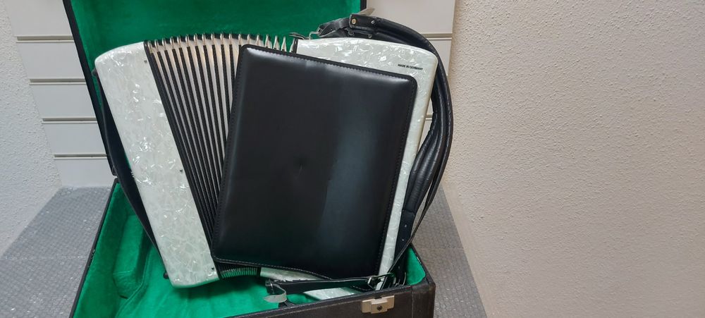 Hohner Tango IV S Akkordeon 96-bass 9.3 kg. inkl. koffer (Gebraucht) in ...