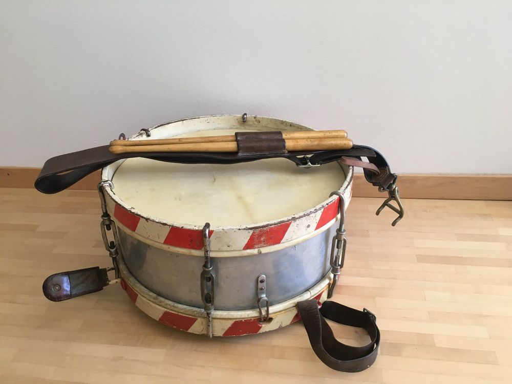 Schweizer Militärtrommel 1911, mit Traggurt und Schlegel (Gebraucht) in ...