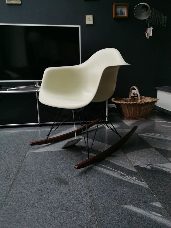 Vitra Eames Fiberglass Rocking Chair NEU (Gebraucht) in Schmitten FR ...