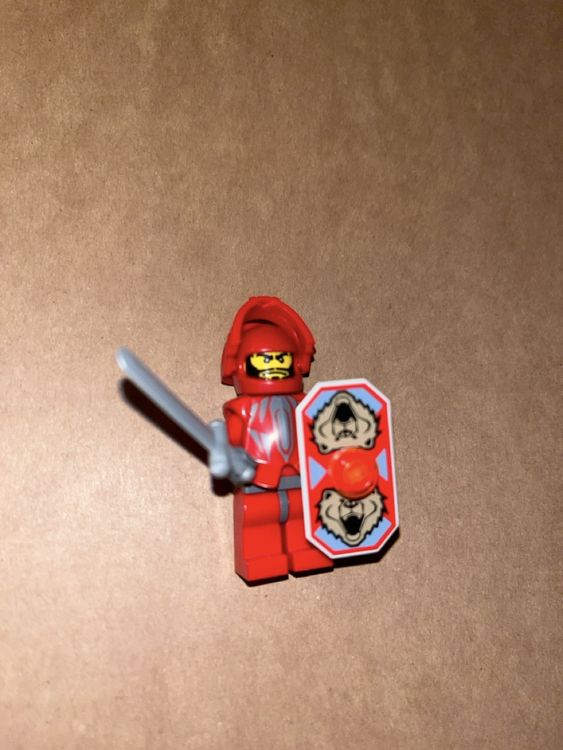 Roter LEGO Ritter mit Schwert & Schild (Löwen) (Gebraucht) in Neuenhof ...